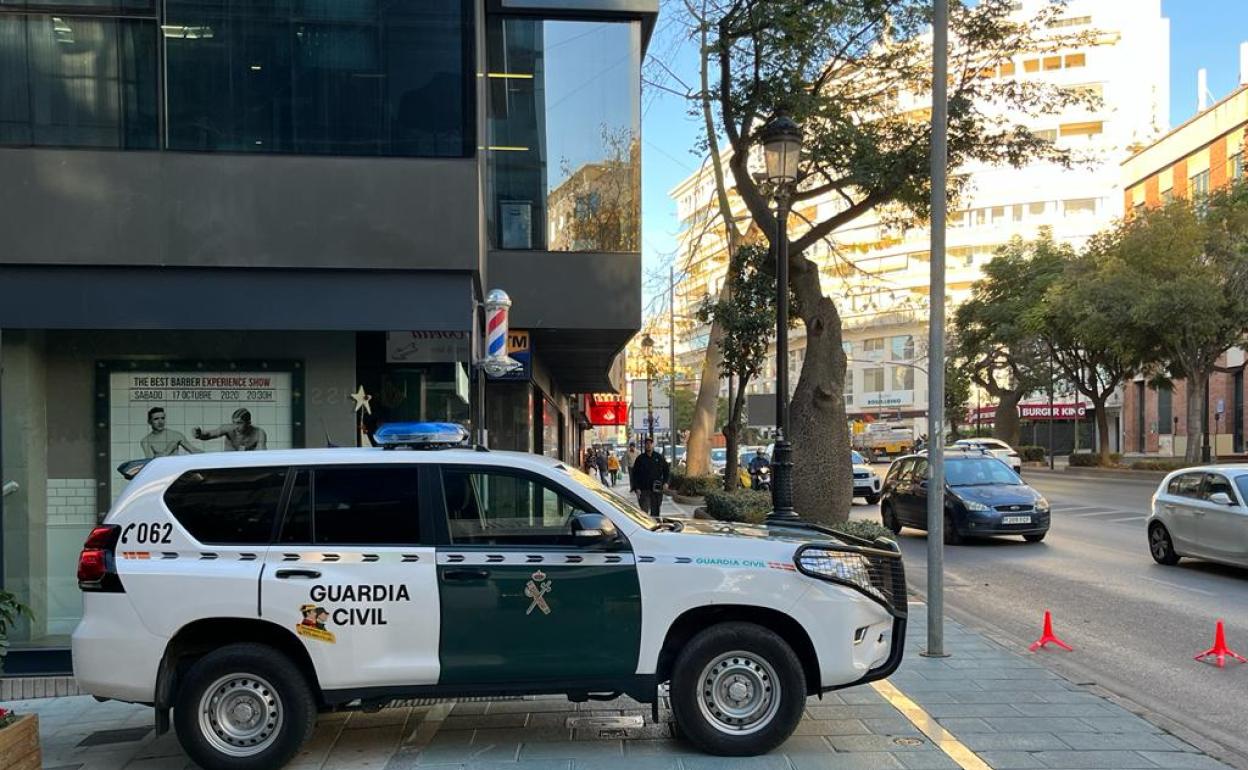 Amplio despliegue de la Guardia Civil: registran un despacho de abogados y un chalé en Marbella ...